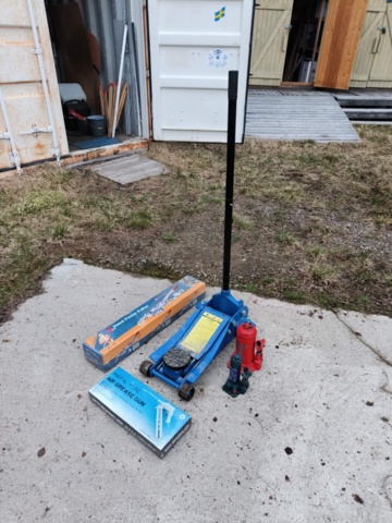 Garage jack, Pillar jack and wire block - PS Auction - We value the ...