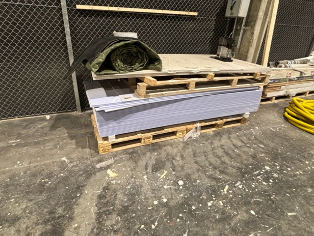 Approx. 25 wet room plaster 12.5 x 900 x 2500 mm - PS Auction - We ...