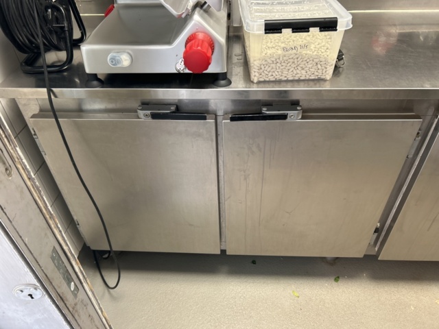 Cooling bench with cooling channel and 3 cupboards - PS Auction - We ...