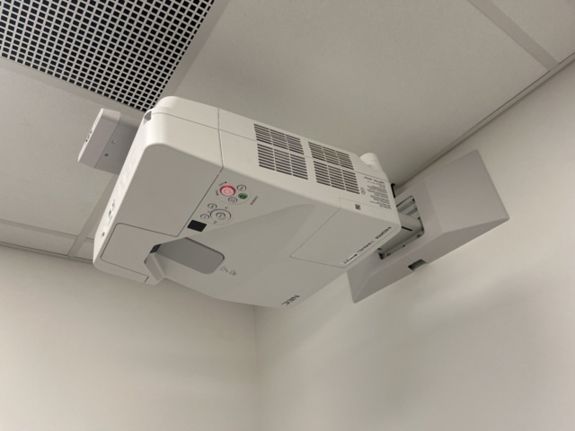 Projector with wall mount NEC UM301WG - PS Auction - We value the ...