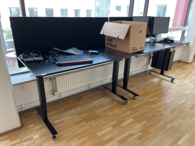 Raised/lowered desks on wheels x2 Edsbyn - PS Auction - We value the ...