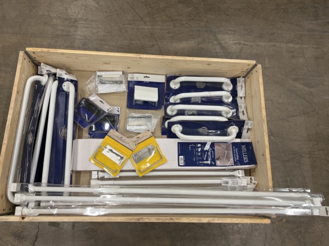 Sortiment med Badkarshandtag, duschstång, toalettpappershållare m.m ...