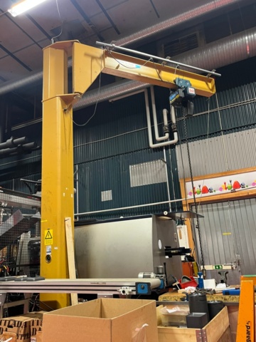Slewing column crane with hoist, Donati 2000kg - PS Auction - We value ...