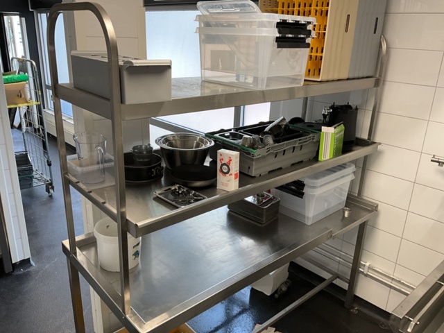 Dish sorting bench with shelf - PS Auction - We value the future ...