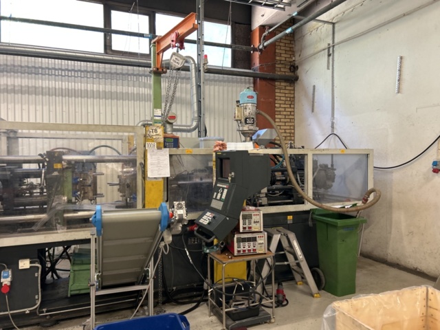 Injection molding machine with crane - PS Auction - We value the future ...
