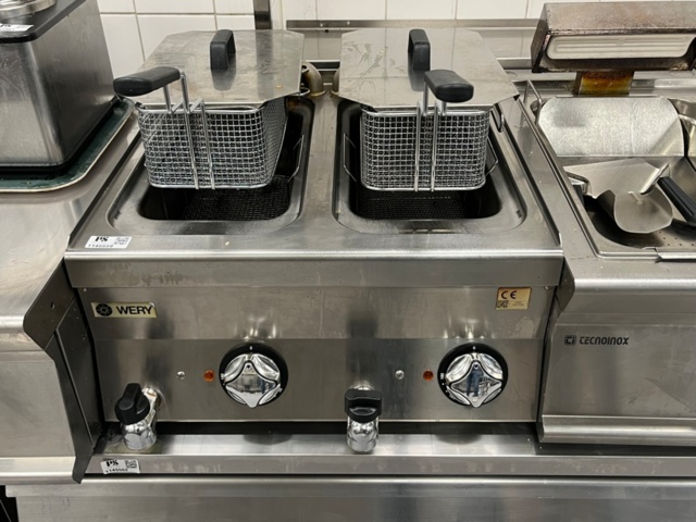 Double fryer, Mareno and stainless kitchen drawer - PS Auction - We ...