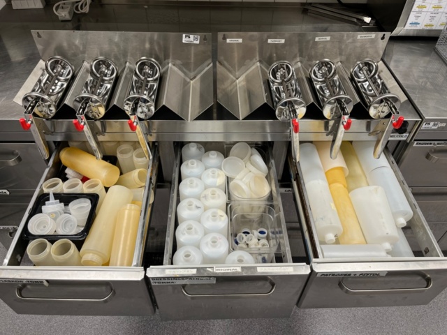 6 dressing guns with accessories and 4 burger presses - PS Auction - We ...