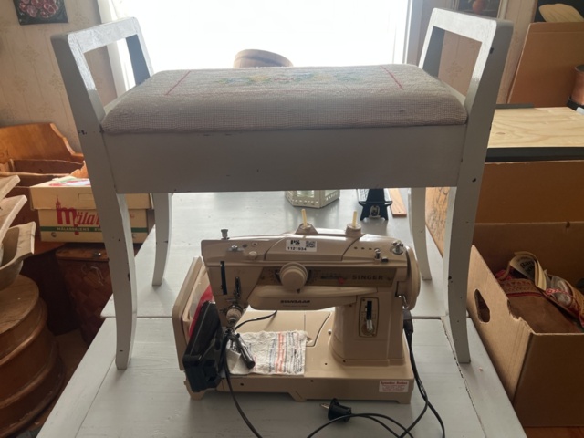 Singer sewing machine & sewing pallet - PS Auction - We value the ...