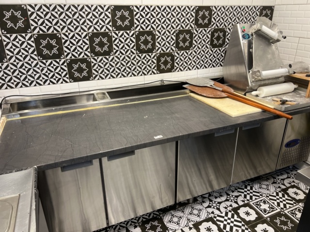 Cooling bench with trench and 4 doors - PS Auction - We value the ...