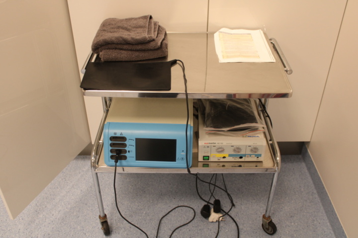 Diathermy machine, generator & trolley - PS Auction - We value the ...