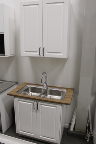 Kitchen bench with hob, mixer, upper & lower cupboards - PS Auction ...