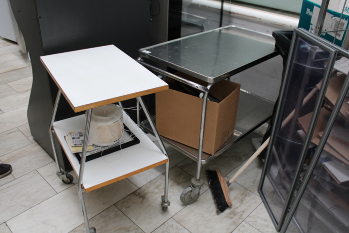2 trolleys and protective screen for pandemic times - PS Auction - We ...