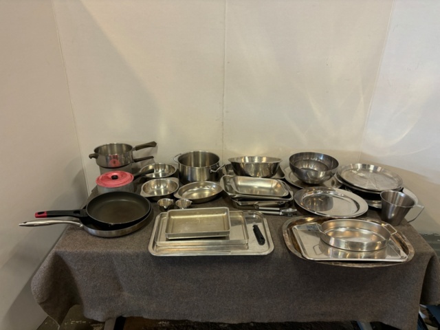 Parti med rostfria uppläggningsfat, formar, kastruller mm - Auktioner ...