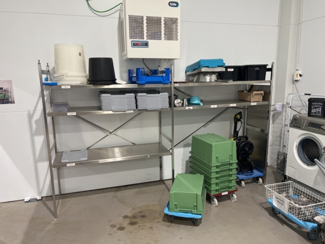 Stainless steel shelf 5 shelves c 3m - PS Auction - We value the future ...