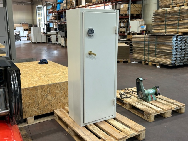 Weapon cabinet Zugil 16 - PS Auction - We value the future - Largest in ...