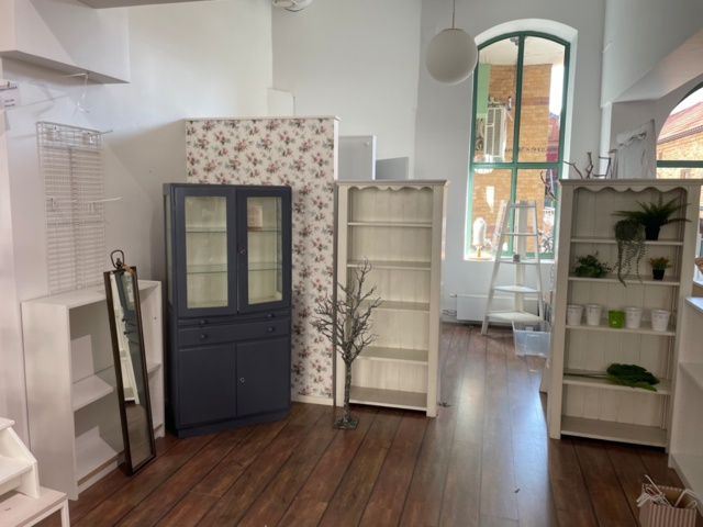 Shop fittings - Cabinets, shelves & tables - PS Auction - We value the ...