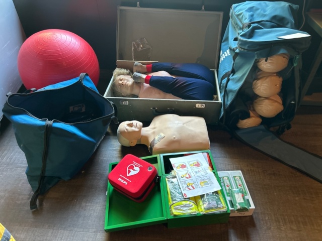 Samling med HLR utrustning - Little Anne, hjärtstartare med mera ...