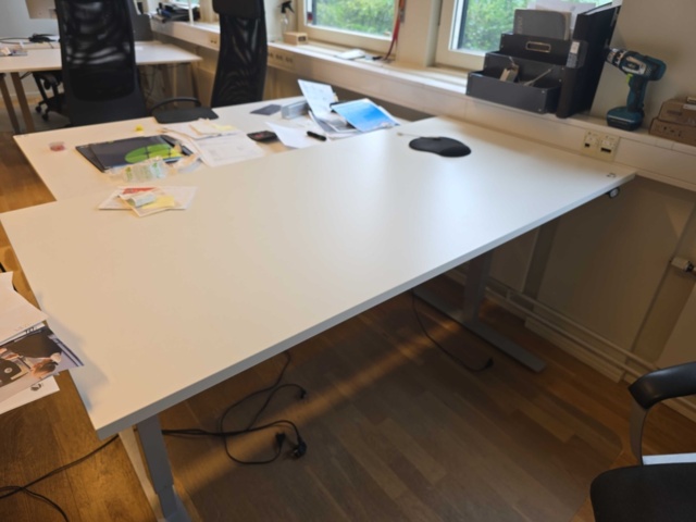 Skrivbord höj & sänkbart 1 stol 1 whiteboard - Auktioner online ...