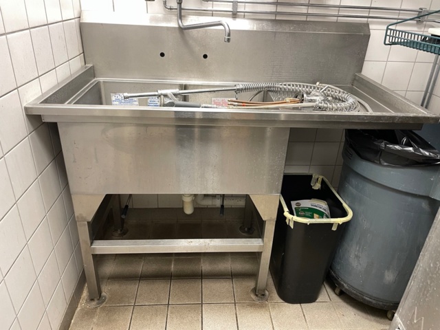 Rostfri vask med lös blandare. OBS! Ej väggfast blandare - Auktioner ...
