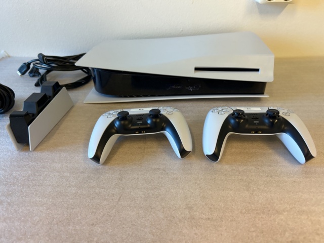 Sony Playstation 5 Disc Edition with controllers & charging station ...