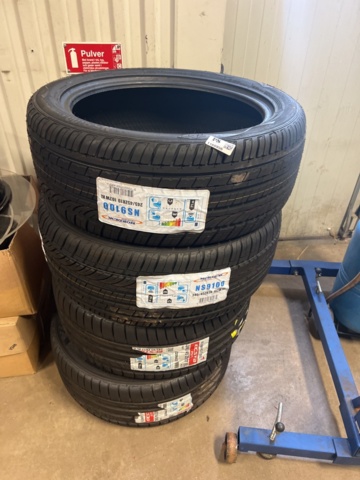Car tires 2 different models - PS Auction - We value the future ...