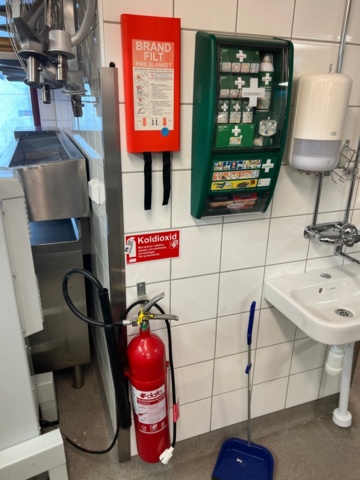 Fire extinguisher carbon dioxide, first aid station, fire blanket - PS ...