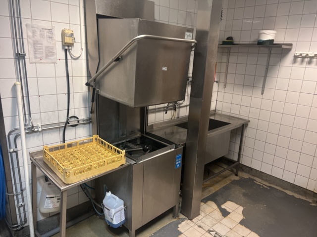 Dish station with input and output benches and dishwasher Wexiödisk WD ...
