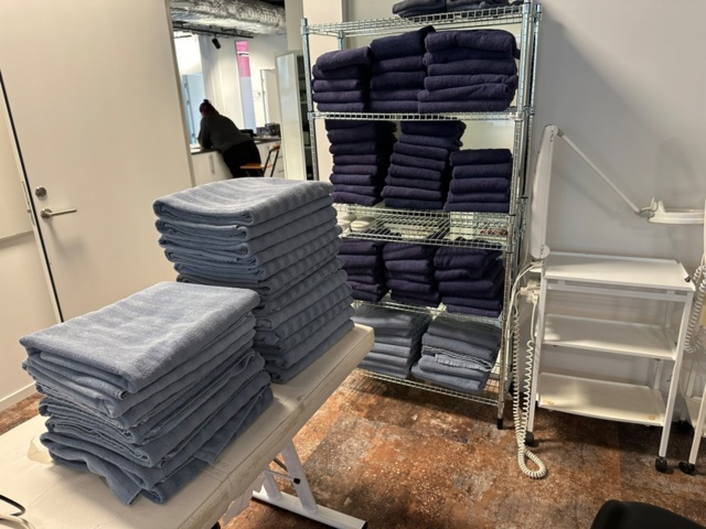 Storage shelf with approx. 90 terry towels - PS Auction - We value the ...