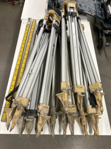 5 Topcon stands and 2 measuring sticks - PS Auction - We value the ...