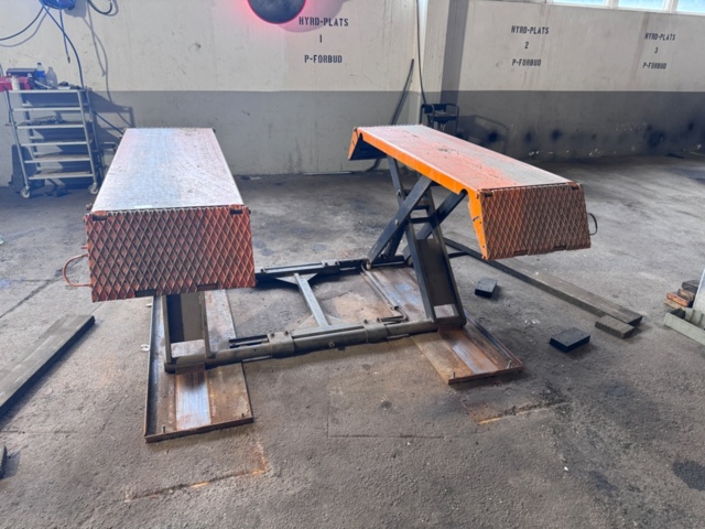 Hydraulisk billyft för verkstad, golvmonterad, 400V motor - Auktioner ...