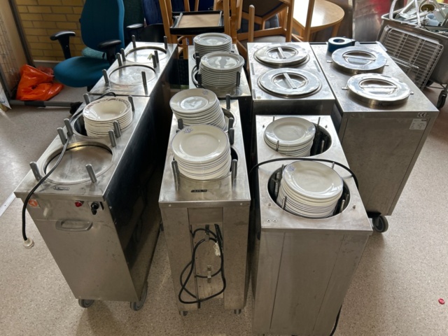 Plate dispensers 8 pcs with various porcelain - PS Auction - We value ...