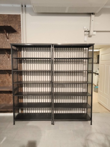 Tre stycken Svarta Hyllor i Metall - Auktioner online - Nätauktioner ...