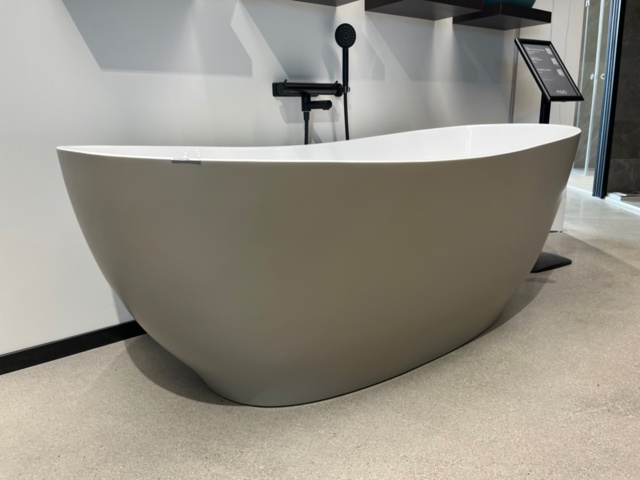 Badkar med duschset - Mora Mare Series - Auktioner online ...