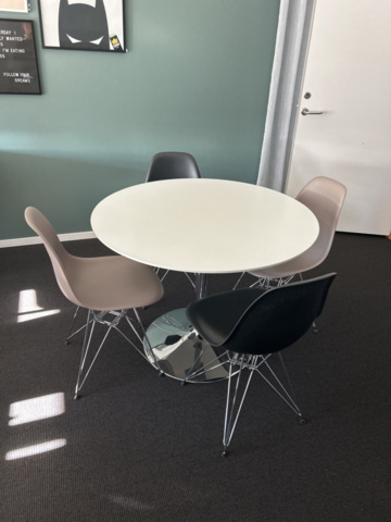 Bord och stolar 4 styck Vitra/Eames - Auktioner online - Nätauktioner ...