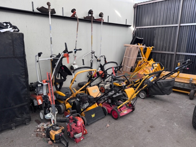 Rental machines; lawnmowers, 6 pcs, clearing saws and more - PS Auction ...