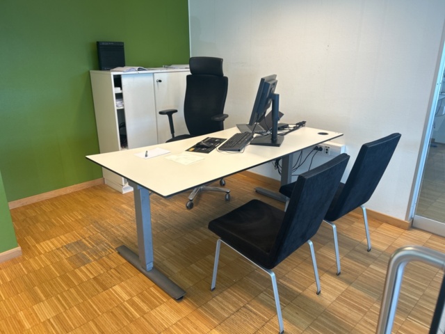 Office workstation 3 - Electric desk, chairs, chest of drawers and more ...