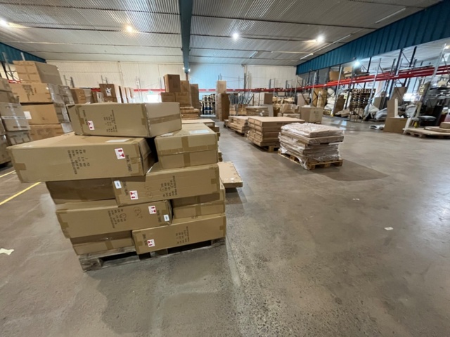 Lot with various furniture - approx. 40 pallets - PS Auction - We value ...