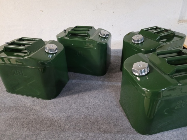 4 fuel tanks with filling spout | 20 liters - PS Auction - We value the ...