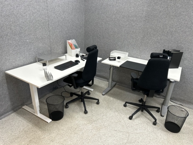2 raise-lower desks with accessories - PS Auction - We value the future ...