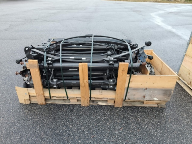 Lot of rear axles & leaf springs for VW Caddy Maxi - PS Auction - We ...