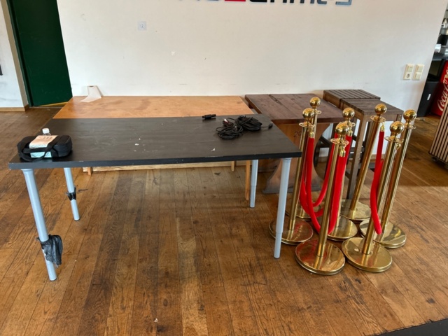 7 suspension poles, 3 mixed tables and 2 wooden pallets - PS Auction ...