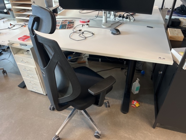 Office workstation - Electric desk, office chair and chairs - PS ...
