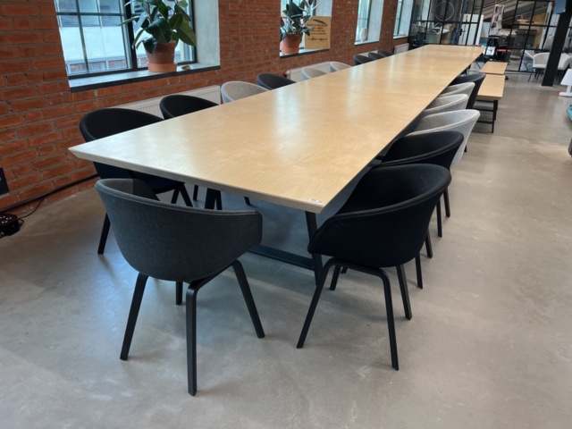 Matbord cirka 10 meter inklusive diverse stolar och bänkar - Auktioner ...