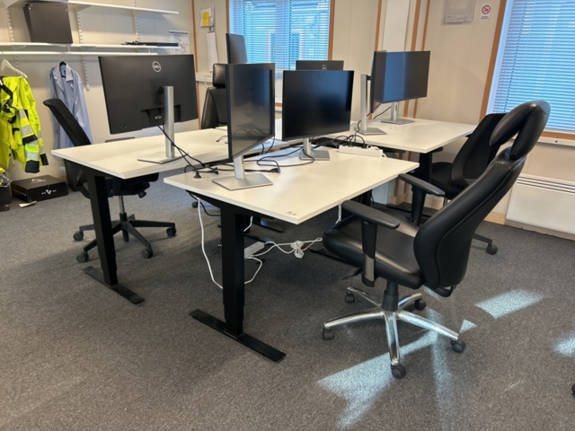 4 electrically raised/lowered desks Edsbyn with office chairs and ...