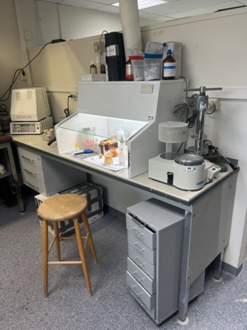 Workbench Ewl with extraction hood - PS Auction - We value the future ...