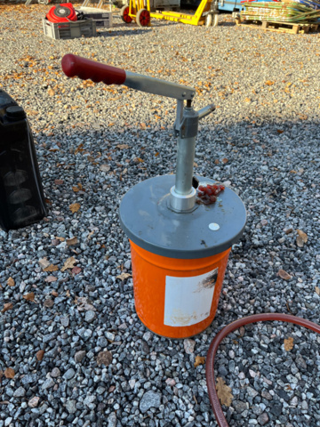 Grease container with pump and grease sprayer - PS Auction - We value ...