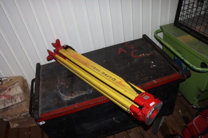 Leica GST120-9 tripod - PS Auction - We value the future - Largest in ...