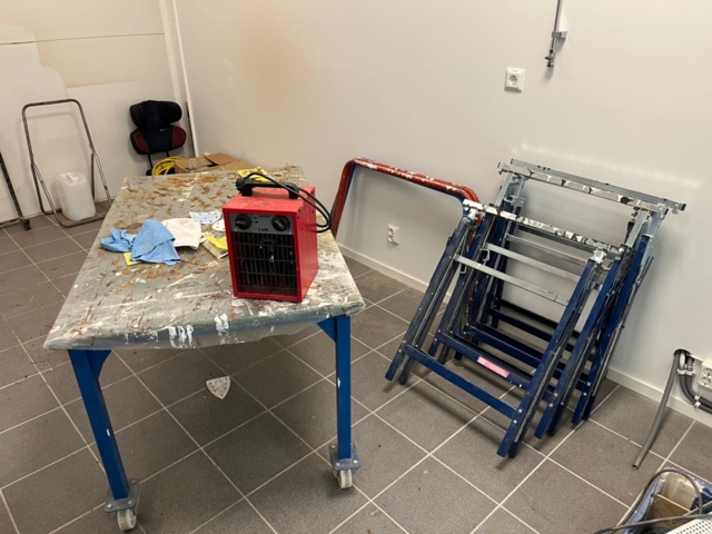 Heating fan, racks & table on wheels - PS Auction - We value the future ...