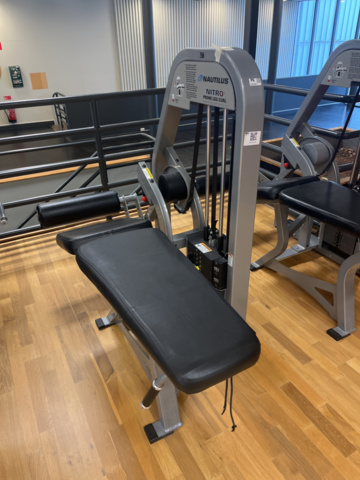 Prone leg curl machine - Nautilus Nitro Prone Leg Curl - PS Auction ...