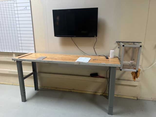 Monitor, workbench and whiteboard - PS Auction - We value the future ...